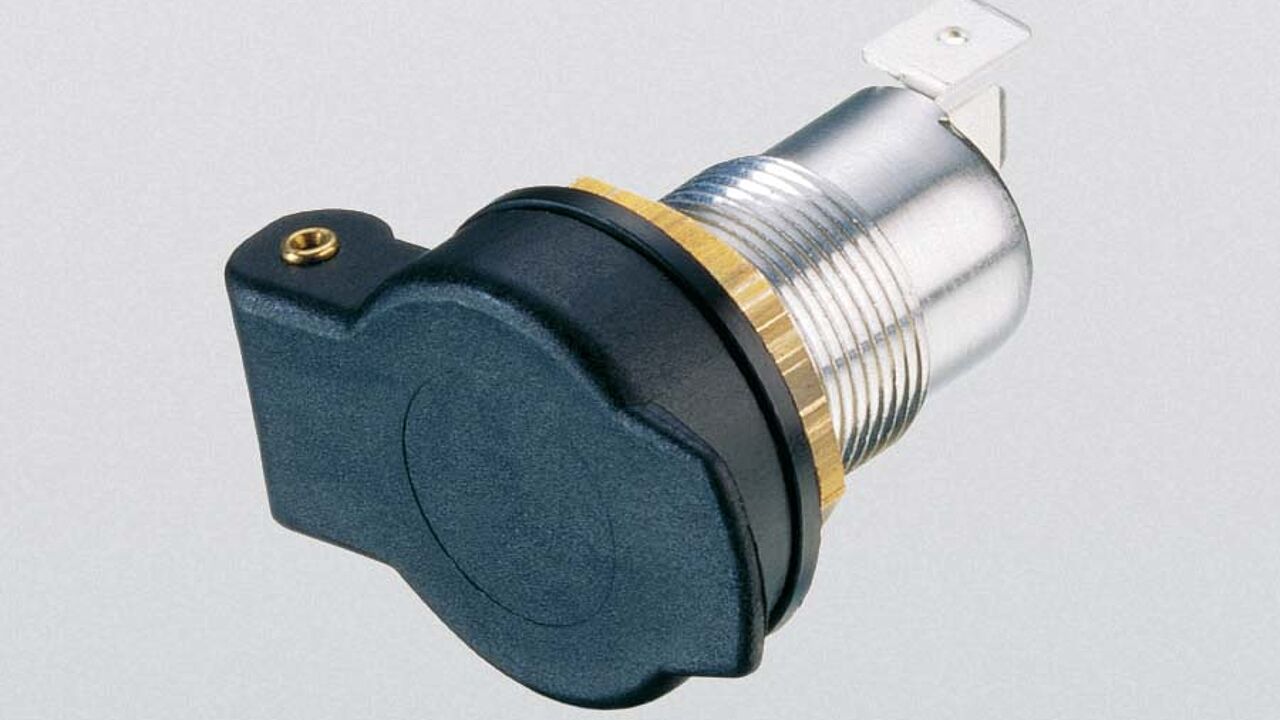 Einbau-Normsteckdose, Metall, mit Schnappdeckel: PRO CAR Auto- und ...